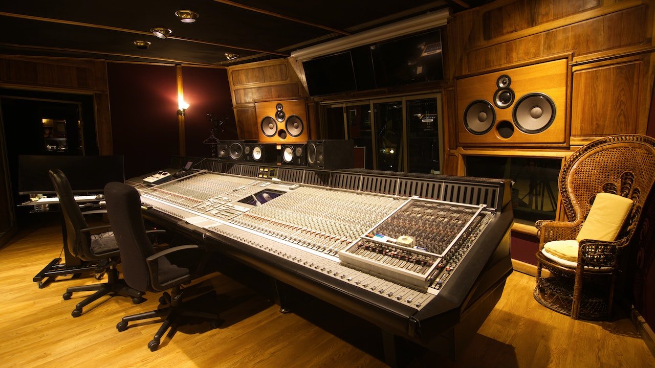 Setting Up a Home Studio: Essential Equipment and Setup - TechKnowmad